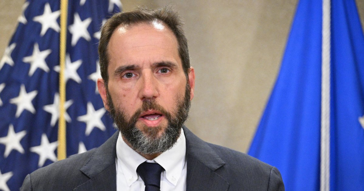 Special prosecutor Jack Smith asks to pause appeal on classified ...