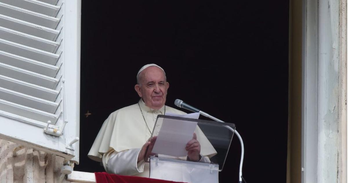 Pope Francis says that transsexuals can be baptized and that ...