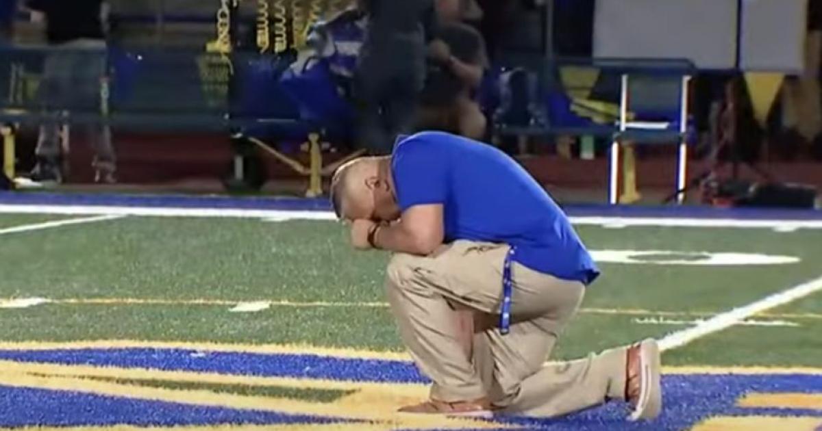 Coach Joe Kennedy resigns after experiencing "retaliation" for praying ...