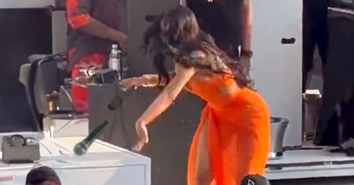 Video: Cardi B arroja un micrófono a su público Video: Cardi B arroja un micrófono a su público