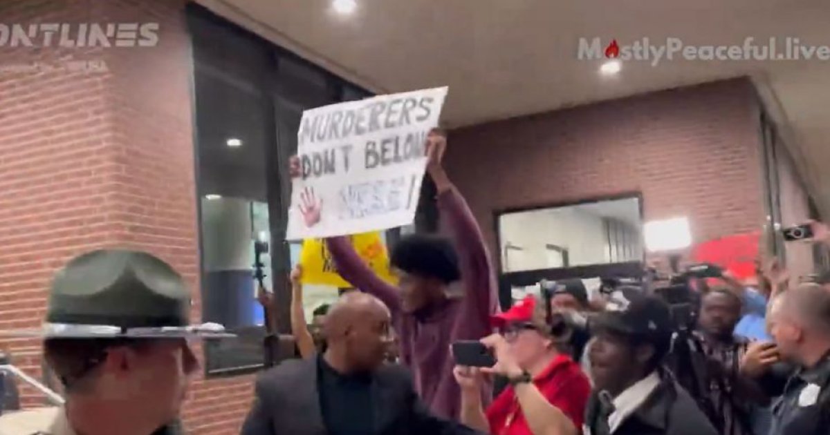 Video: una turba de BLM agrede al público de una charla de Kyle Rittenhouse