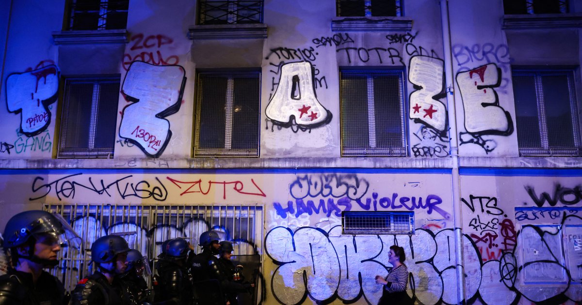 France: left-wing groups celebrate election results with riots