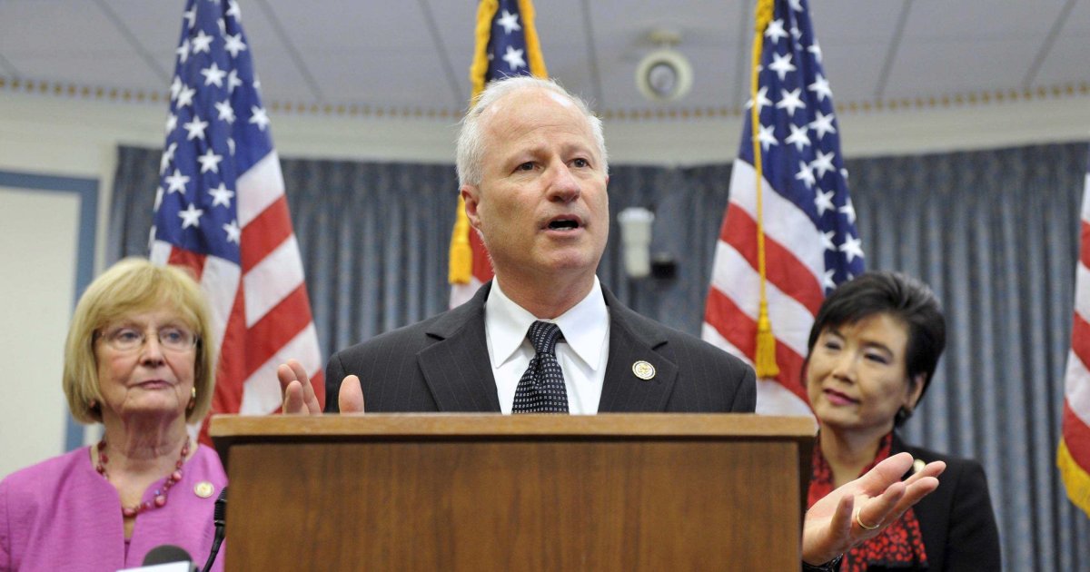 The mayor of Aurora, where a Venezuelan gang took over an apartment ...