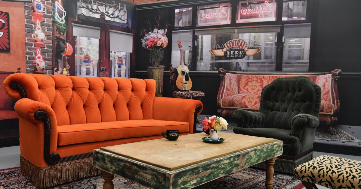 Subastan una réplica del icónico sofá naranja de 'Friends' para ...