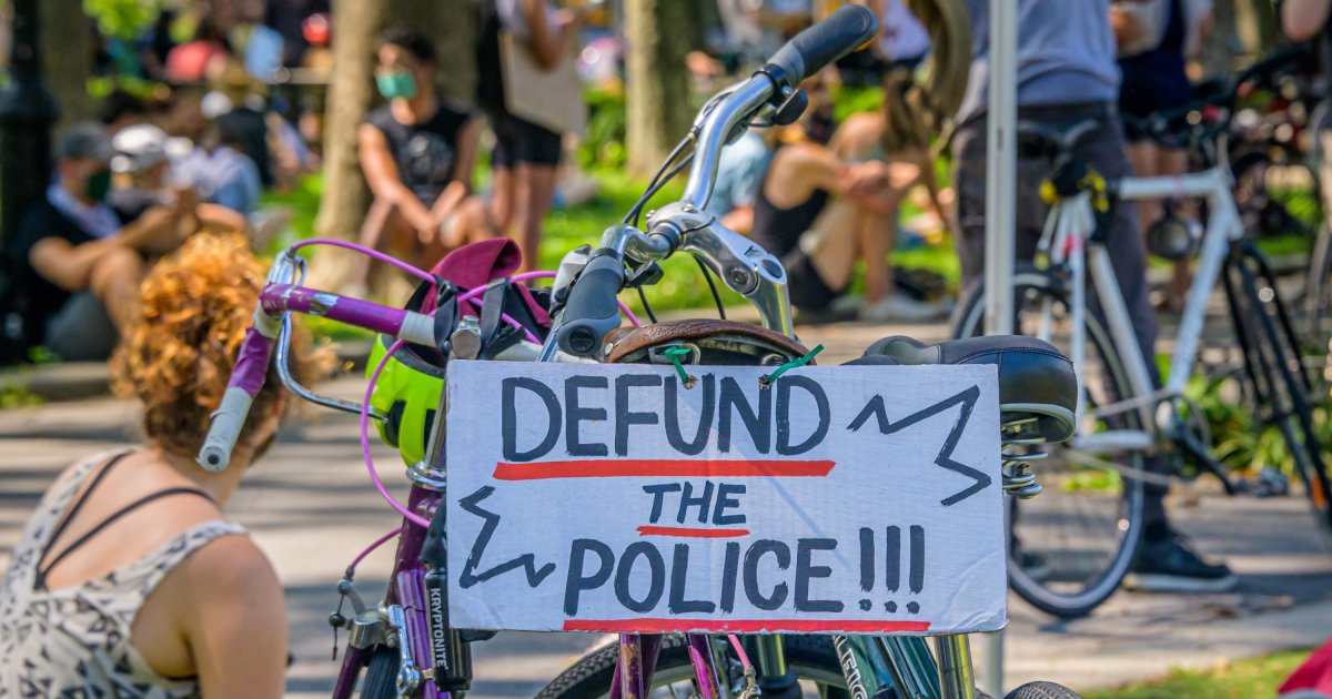 Una defensora de 'desfinanciar a la policía' se queja de que los ...