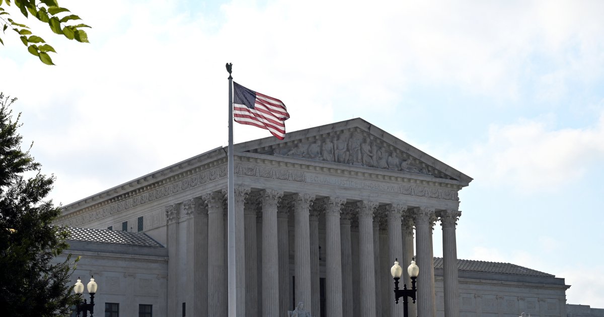 Supreme Court temporarily prevents Trump from dismissing the director ...