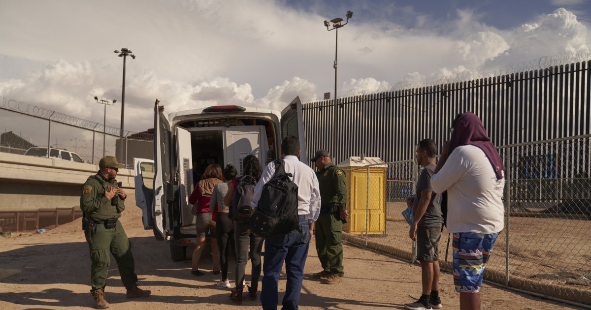 Trump plans self-deportation program with economic incentives for ...