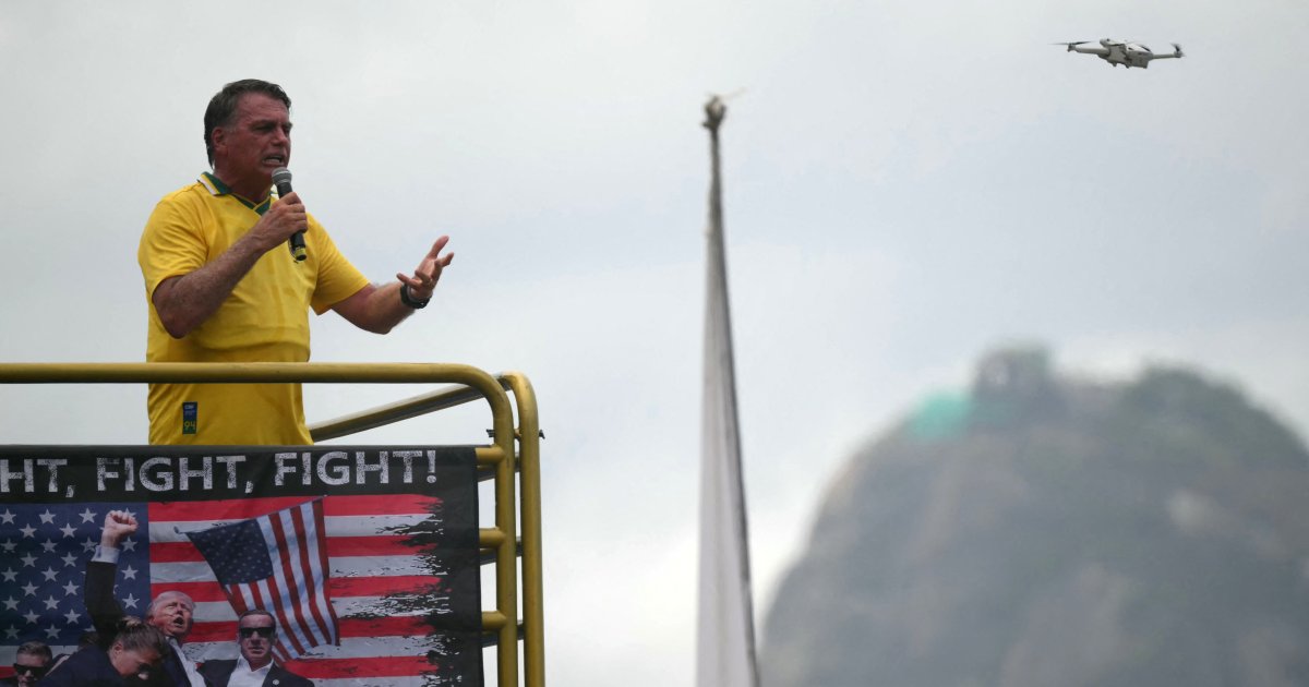 Bolsonaro se reúne con miles de sus seguidores en Copacabana