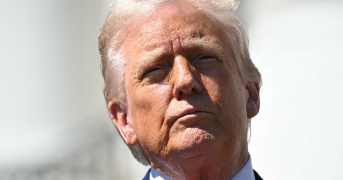 Army suspends commander for not including photos of Trump, Vance and ...