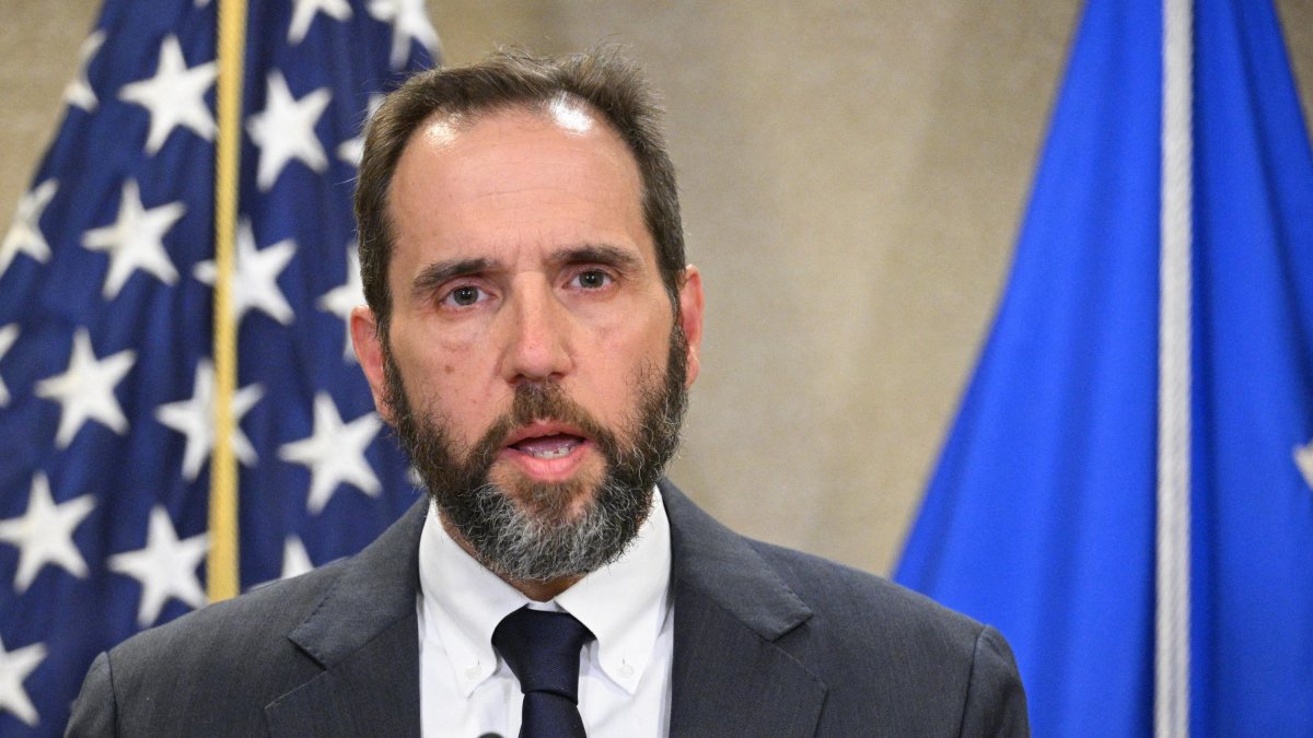 Special prosecutor Jack Smith asks to pause appeal on classified ...