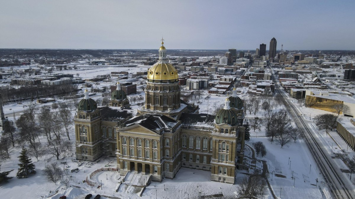 Iowa: Governor signs law allowing 18-year-olds to purchase and carry ...