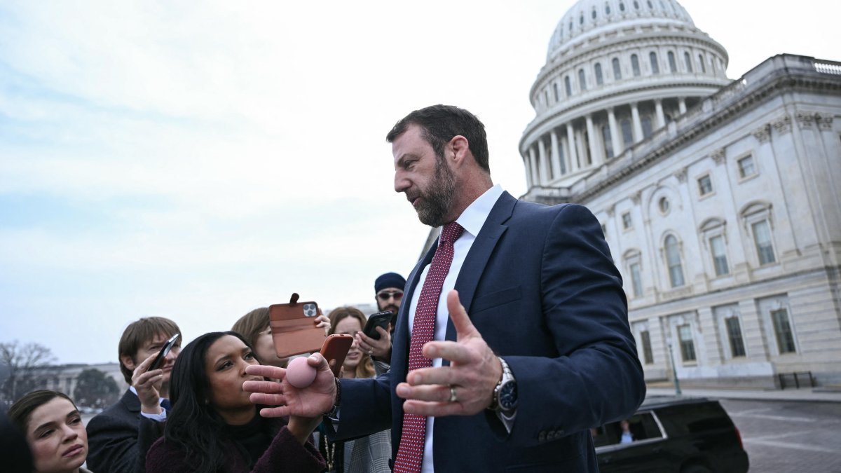 Markwayne Mullin, Trump's DHS nominee, clears Senate's first hurdle ...