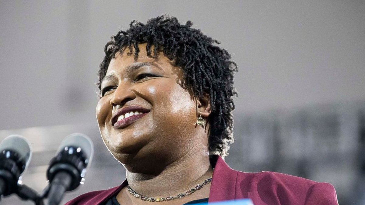 Más abortos, la receta de Stacey Abrams para bajar la inflación