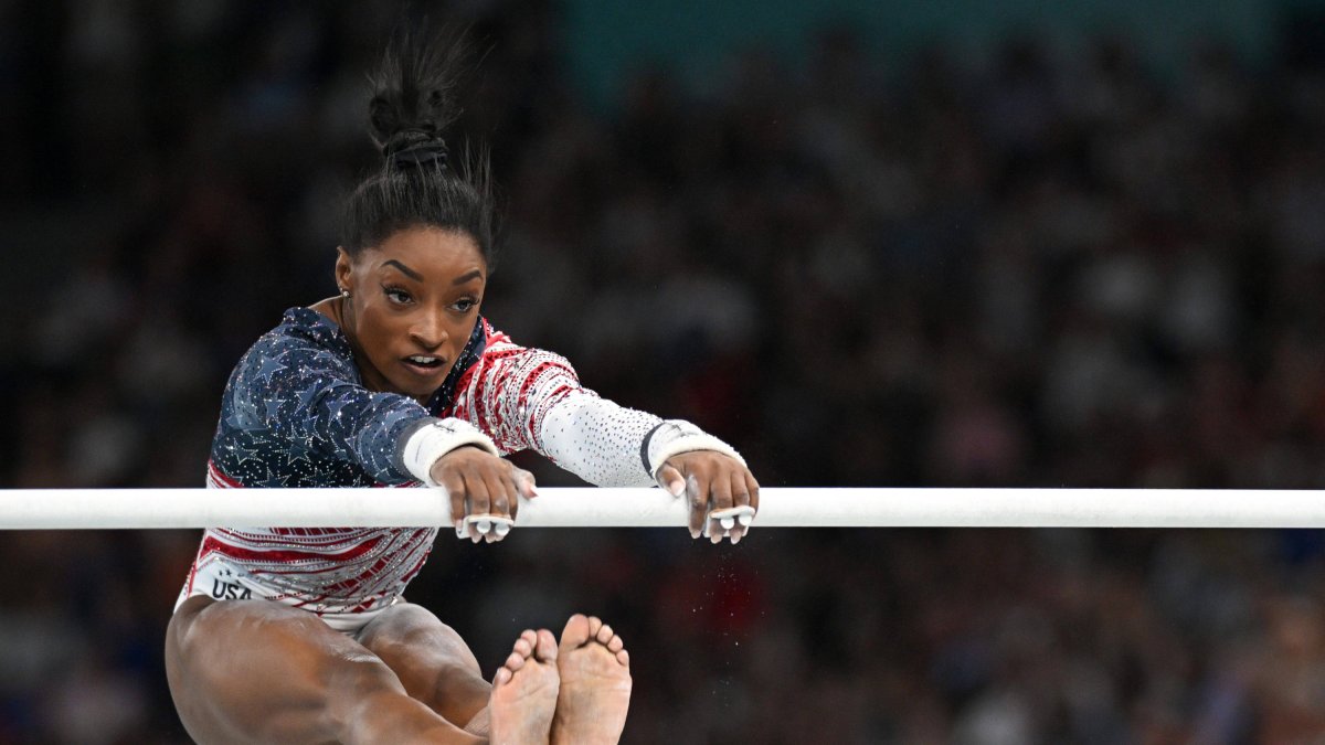 Simone Biles and former teammate MyKayla Skinner 'block' each other on ...