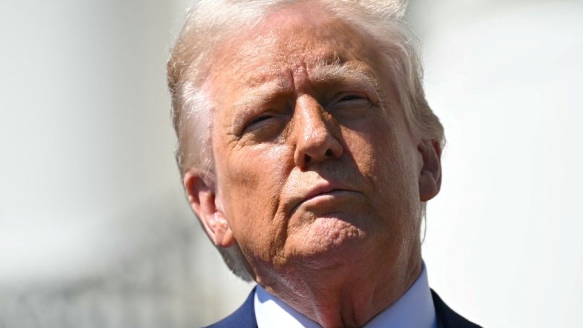 Army suspends commander for not including photos of Trump, Vance and ...