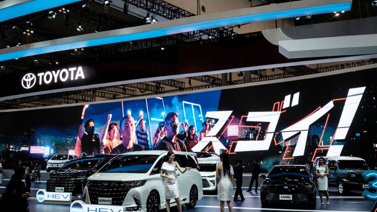 Trump signs executive order to reduce US tariffs on Japanese cars to 15%