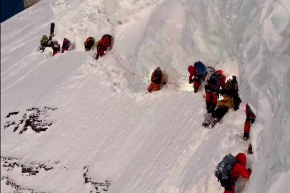 Video: a climber dies on K2 while his companions continue climbing ...