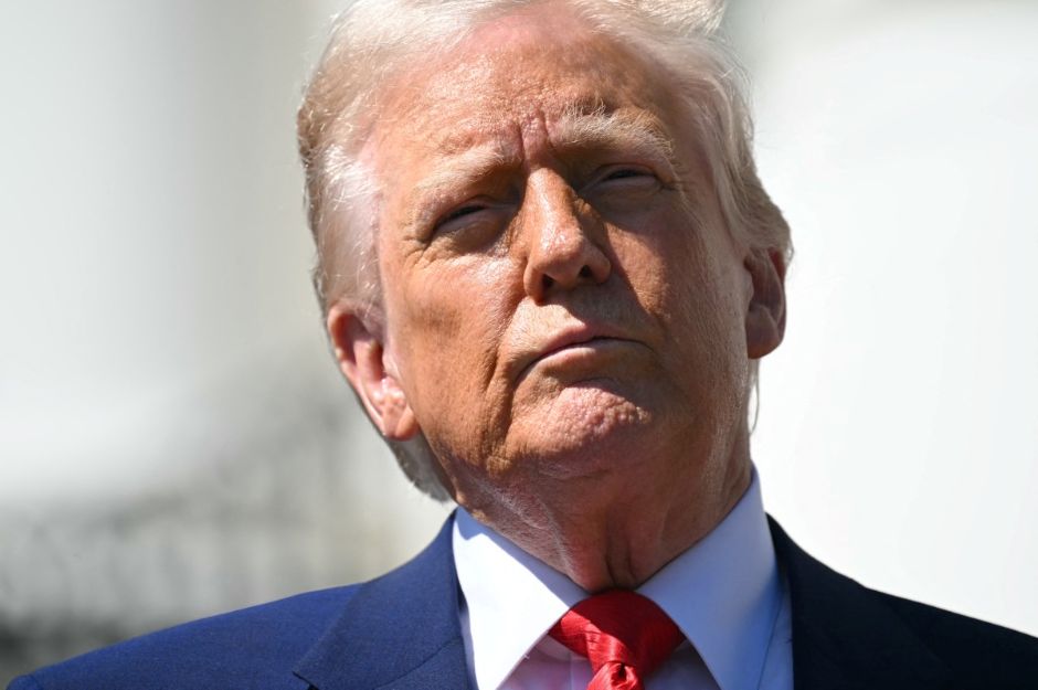 Army suspends commander for not including photos of Trump, Vance and ...