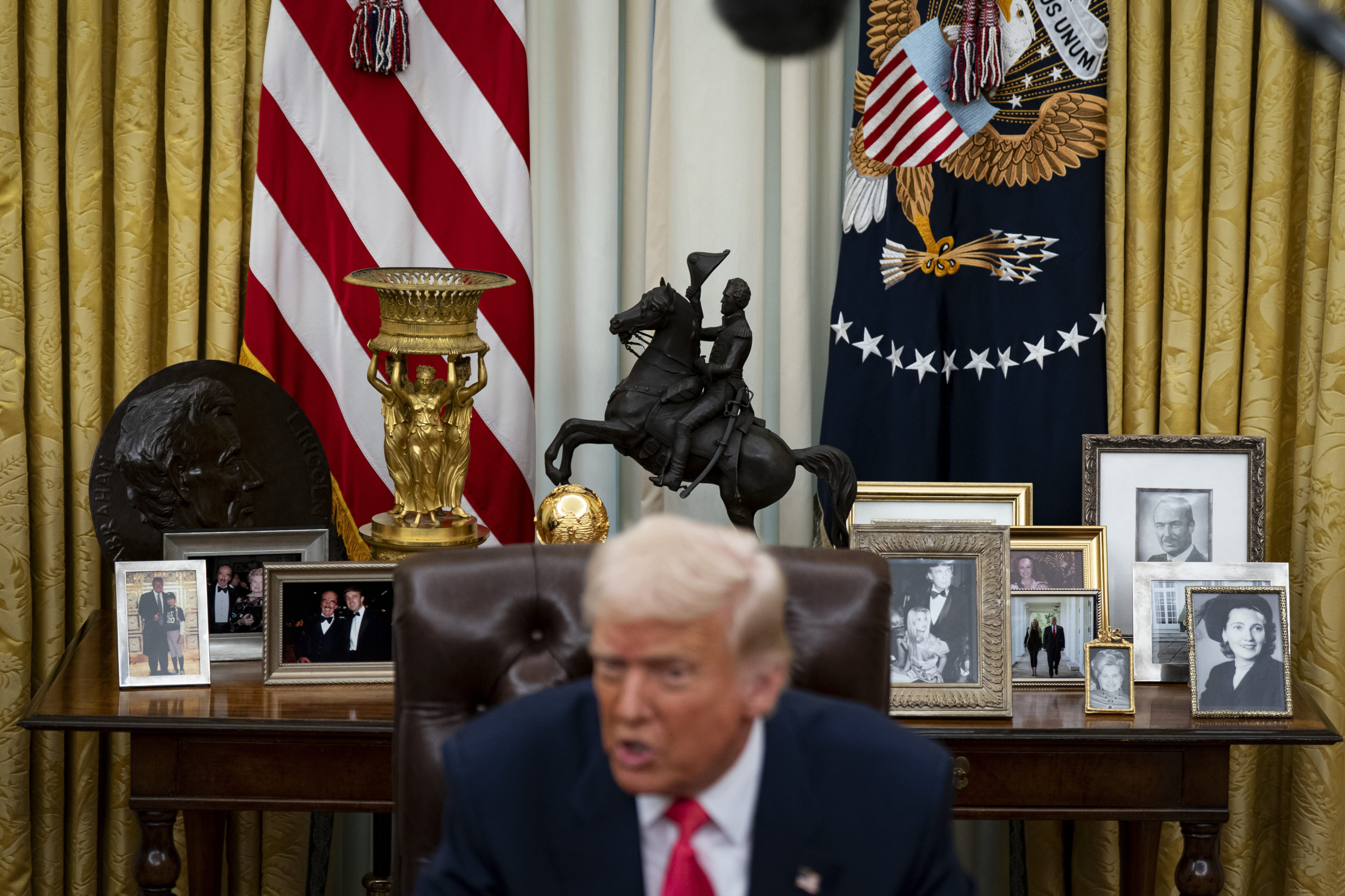 Trump's Oval Office: family photos, lots of gold and other personal touches
