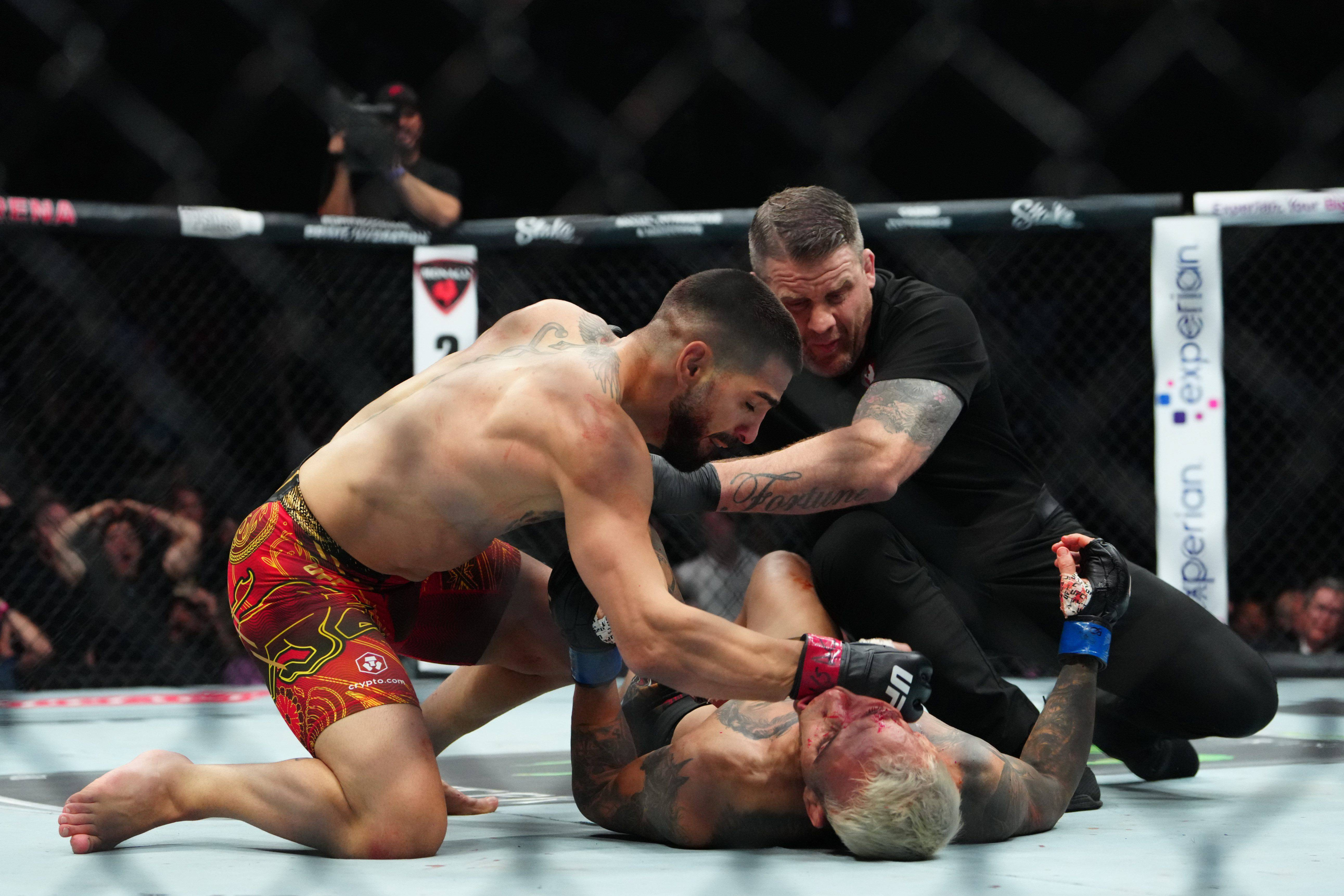 Ilia Topuria crushes Brazilian Oliveira and is crowned double UFC champion