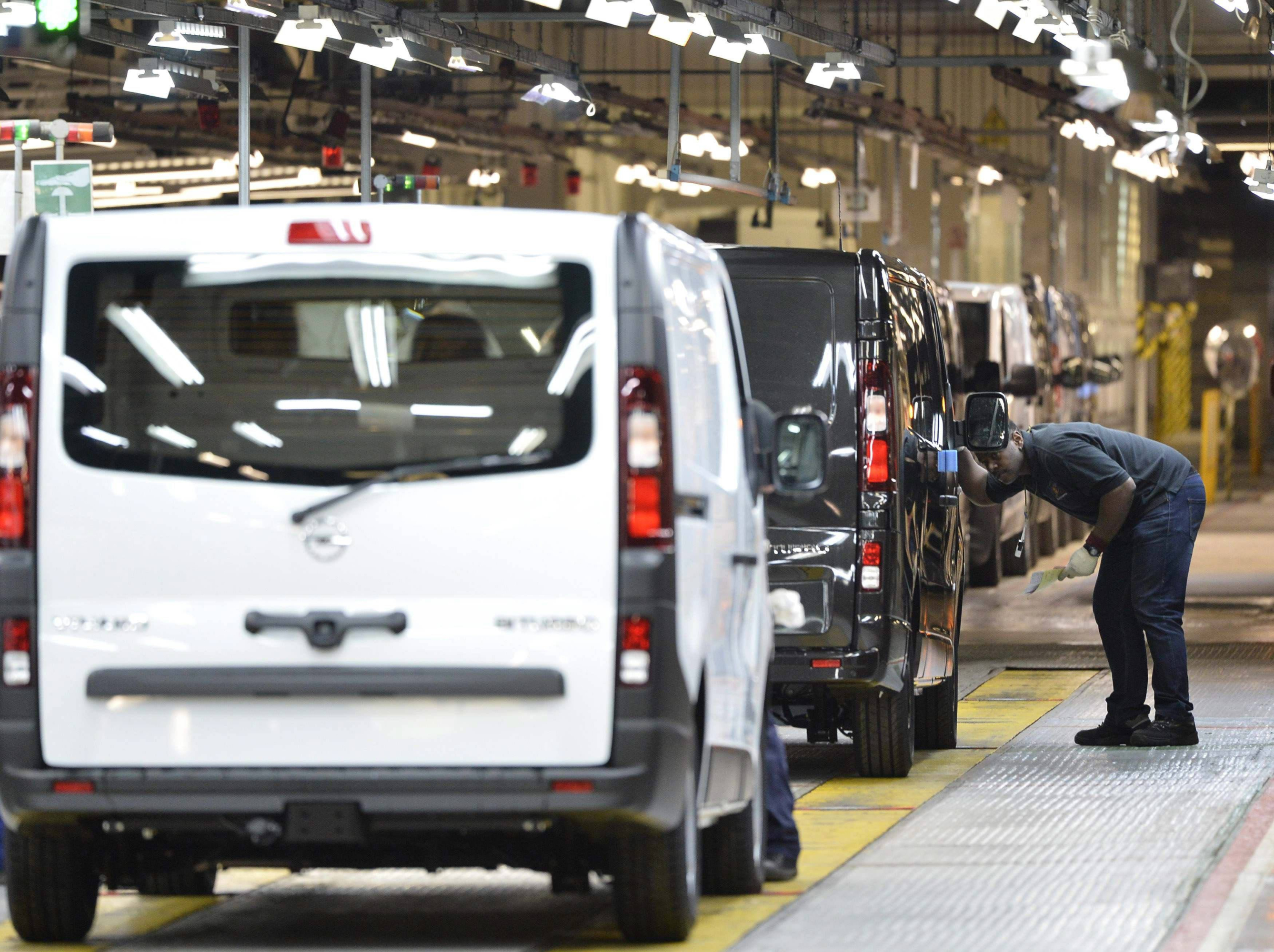 Stellantis llama a revisión a cientos de miles de autos por problemas ...