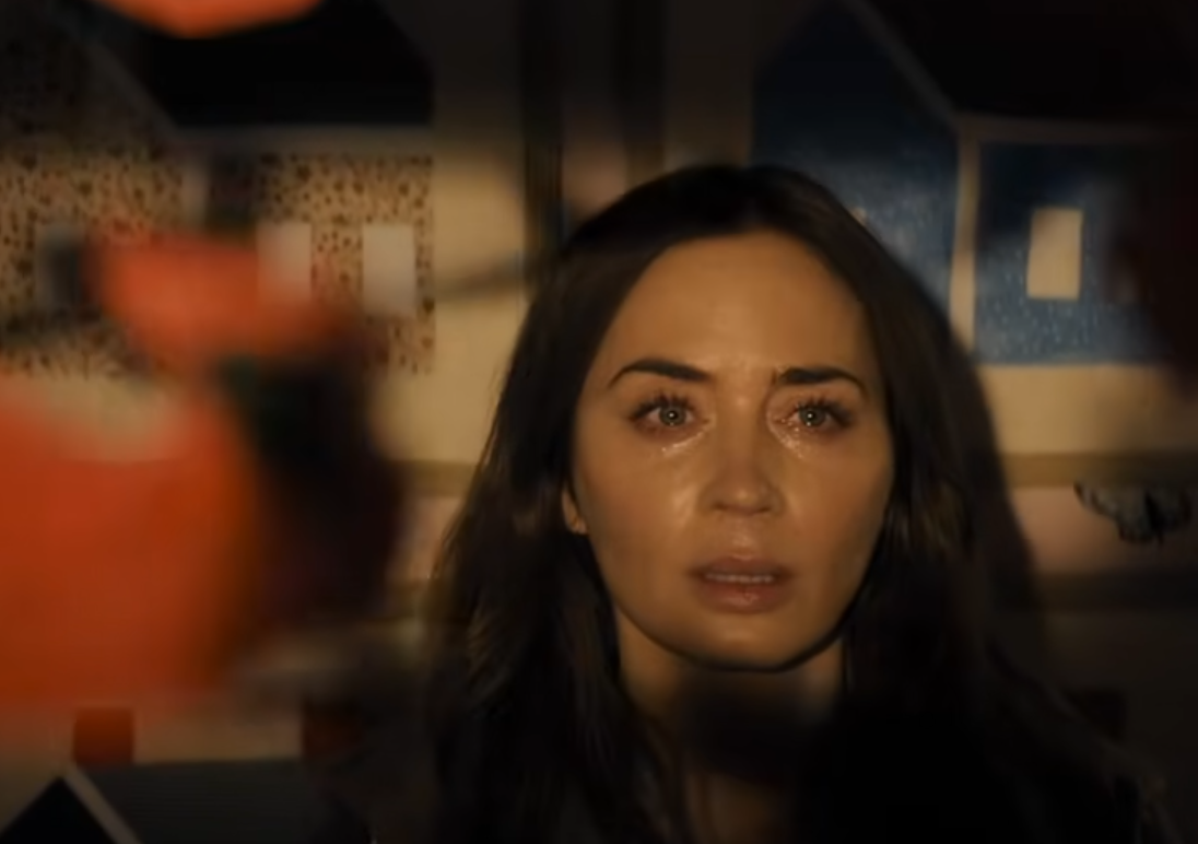 Blockbuster! Spielberg unveils the first trailer for his UFO movie with ...