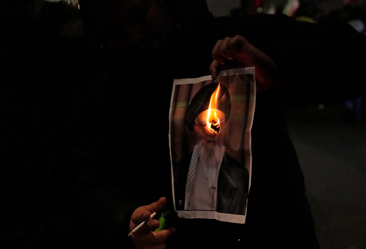 Trump warns Iran is crossing 'red lines' by killing protesters while ...