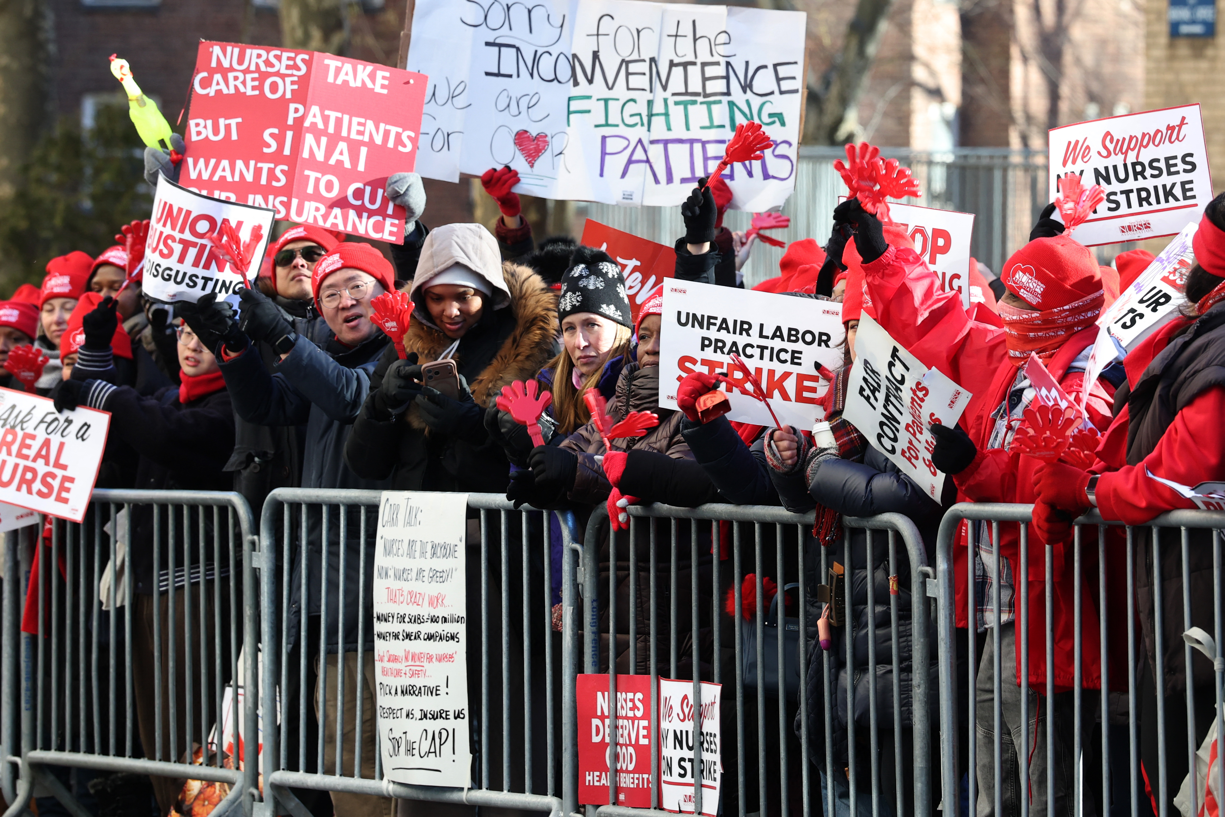 New York: Some 15,000 nurses go on strike to denounce working conditions