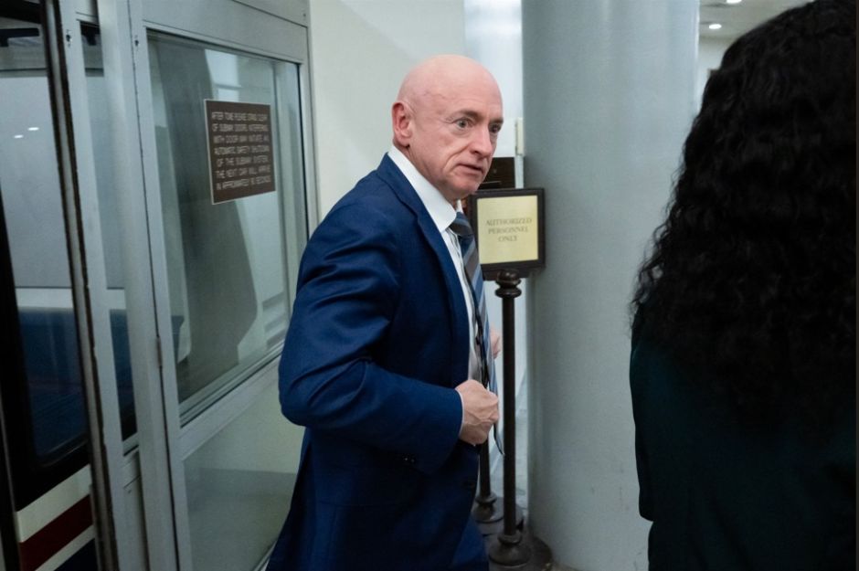 Democratic Senator Mark Kelly is seriously considering running for ...